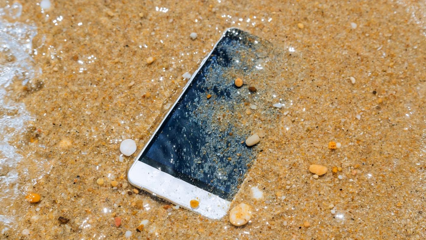 What Should I Do When My Smartphone Gets Wet? Is My Phone Waterproof ...